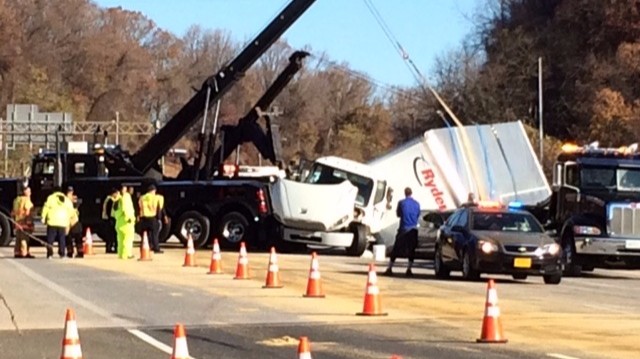2 injured after multi-car crash, fuel spill on I-495 | wusa9.com