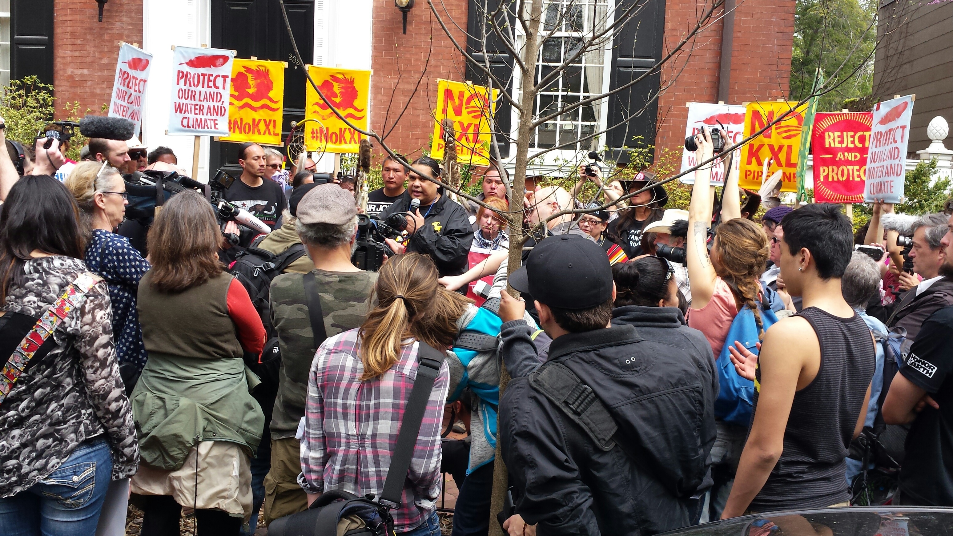 Pipeline protesters gather outside Sec. Kerry's home | wusa9.com