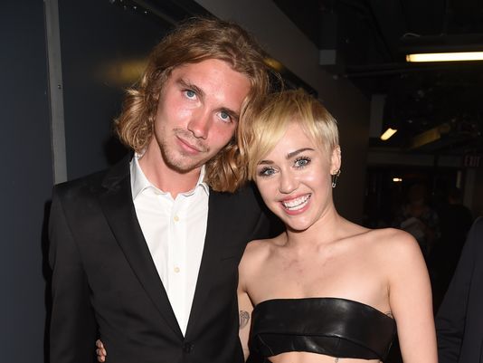 Miley Cyrus' VMA date turns himself in to Oregon jail | wusa9.com