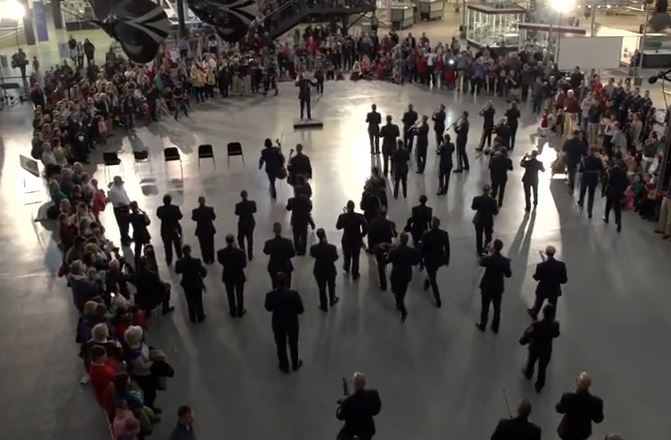 WATCH: Air Force Band flash mob at Air and Space Museum | wusa9.com