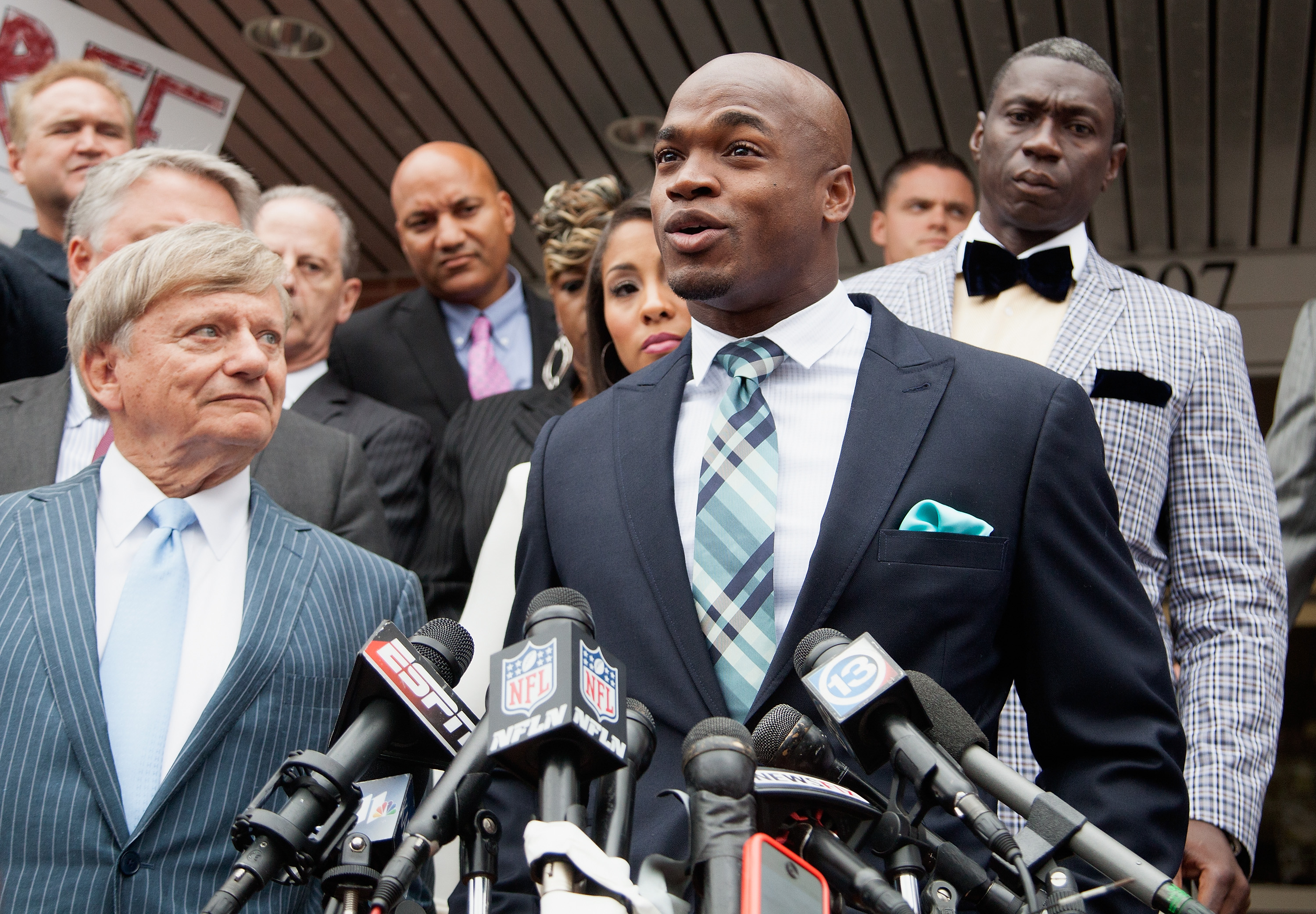 Judge rules for Adrian Peterson, paving way for reinstatement | wusa9.com