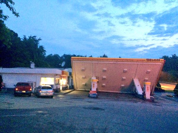 Gas station canopy falls during storm | wusa9.com