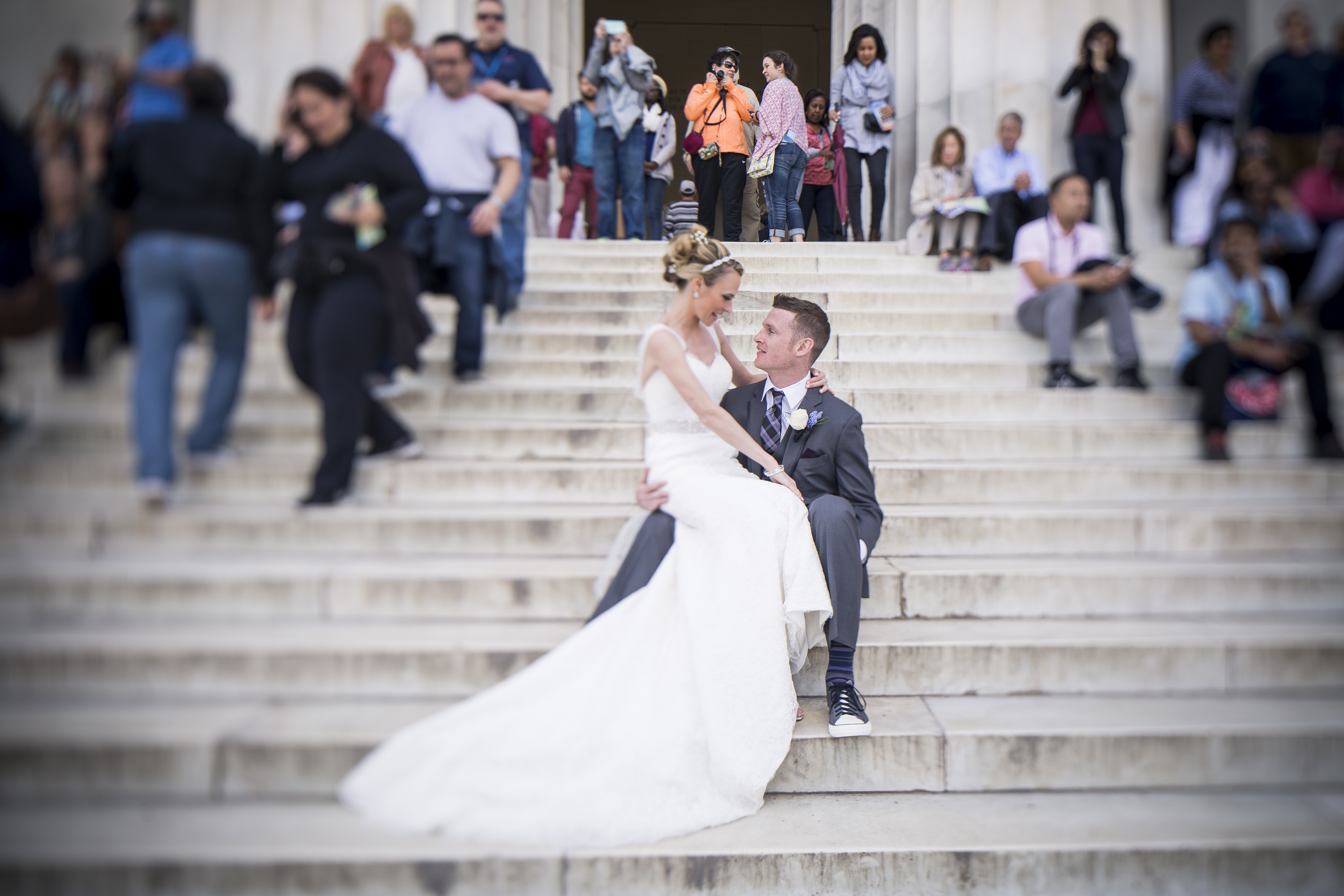 Couple embraces DC tourists in wedding photos | wusa9.com
