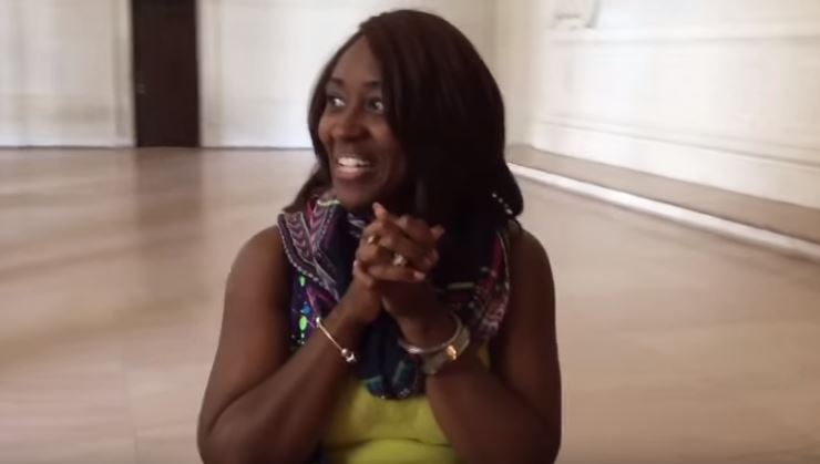 Woman singing the National Anthem draws crowd at Lincoln Memorial ...