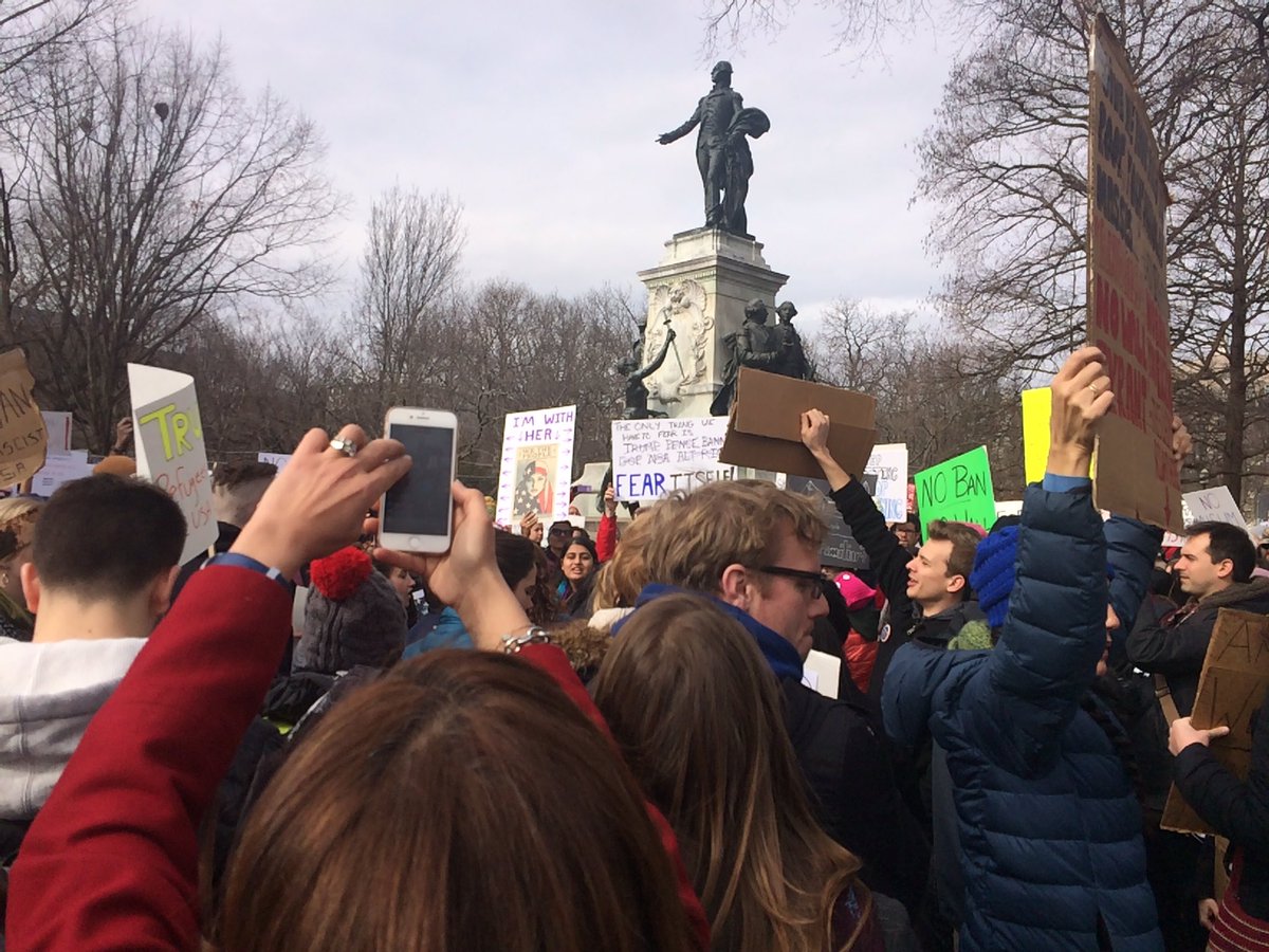 Massive crowds gather at White House to protest Trump's immigration ...