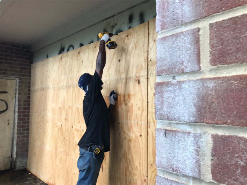 Bullhorns used to evacuate residents from condemned Md. condo complex ...